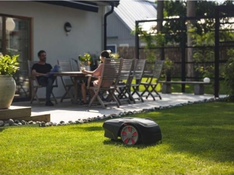 Amit a robotfűnyírókról tudni érdemes | focimagazin.hu